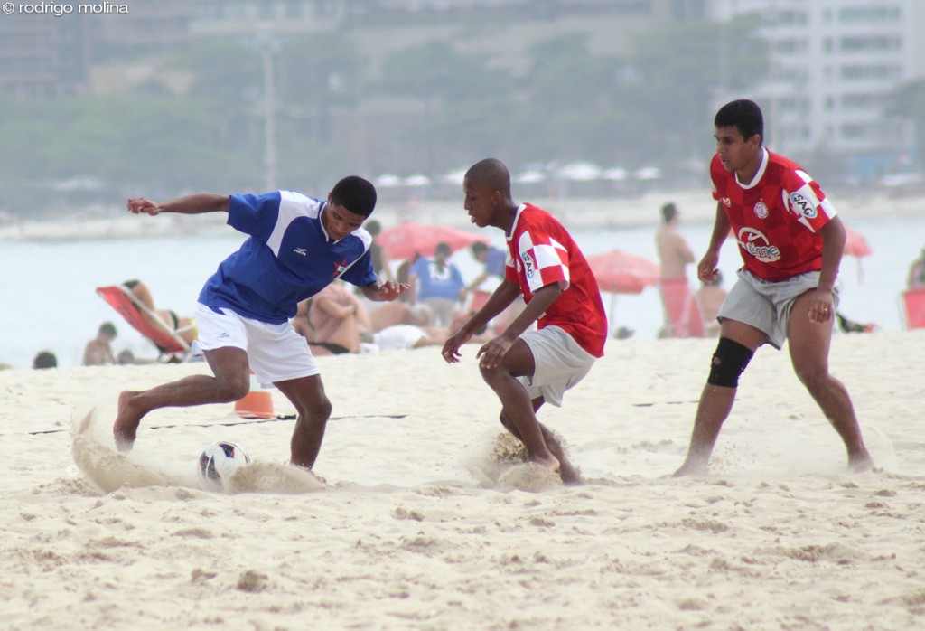 Futebol de praia se renova e promete agitar os calçadões do Rio de ...